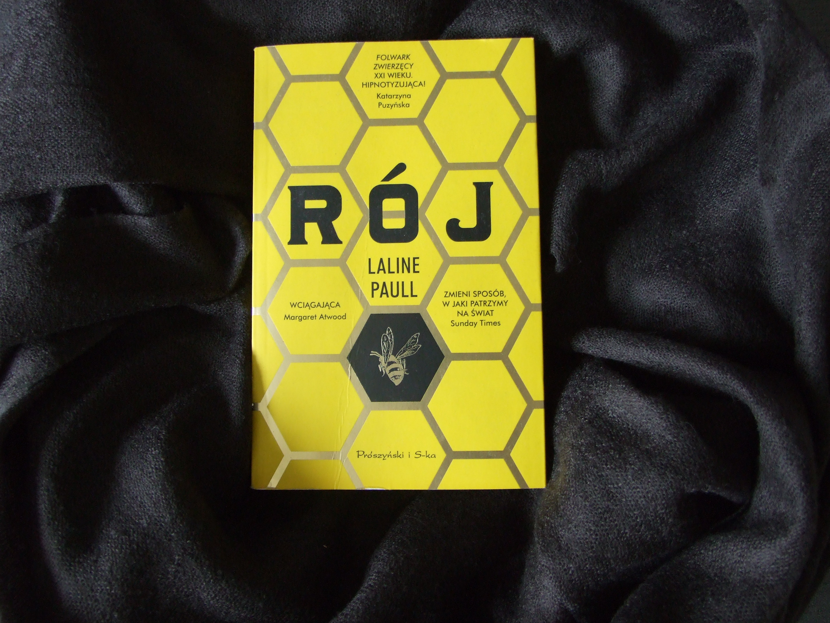 Jedno pełne życie [Rój, Laline Paull] – Z drugiej strony